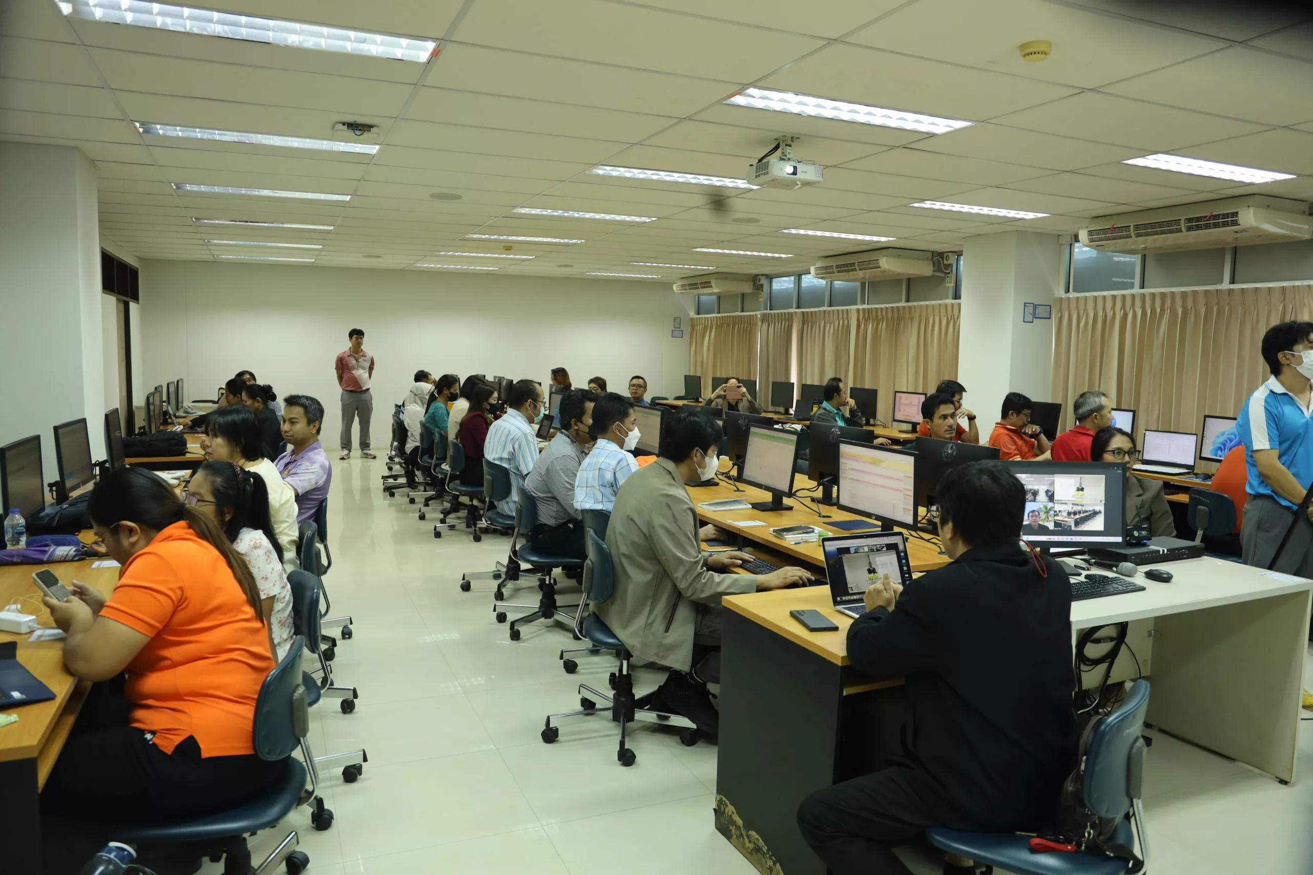 สำนักวิทยบริการเเละเทคโนโลยีสารสนเทศ จัดโครงการอบรมเชิงปฏิบัติการ การ ...