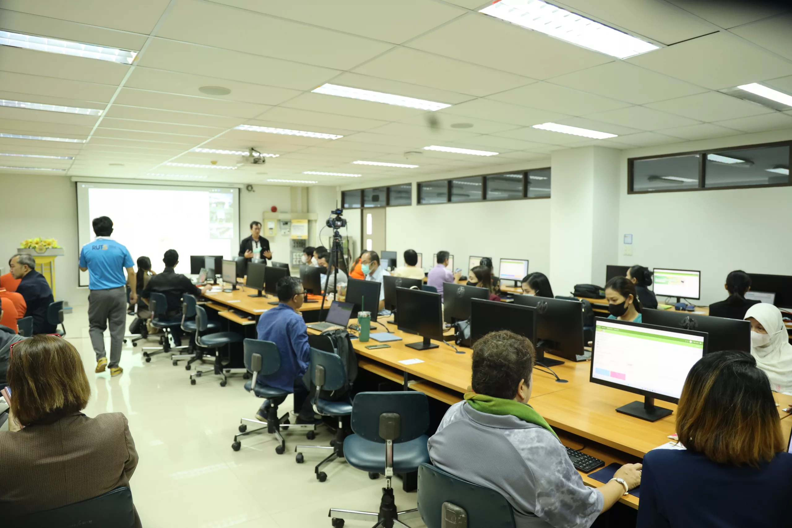 สำนักวิทยบริการเเละเทคโนโลยีสารสนเทศ จัดโครงการอบรมเชิงปฏิบัติการ การ ...